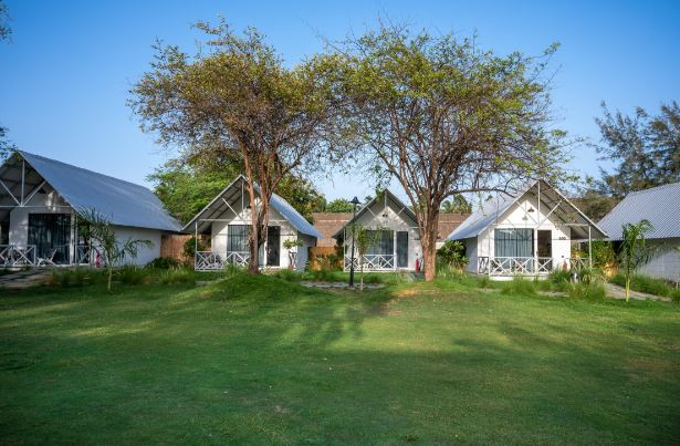 PRAVEG BEACH RESORT DAMAN LIGHTHOUSE BEACH|DAMAN Hotel, Room, Amenities ...